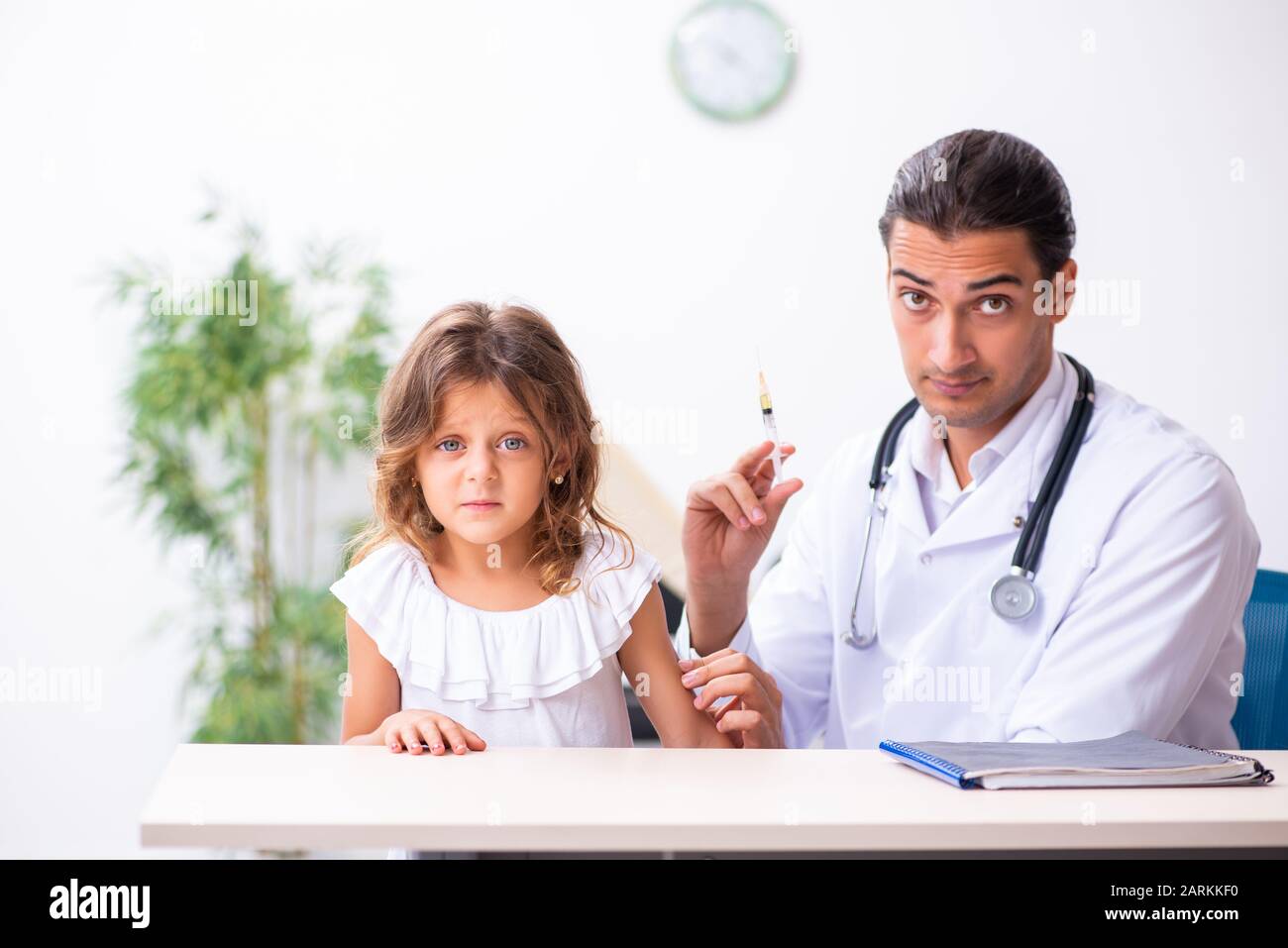 The young doctor pediatrician with small girl Stock Photo - Alamy