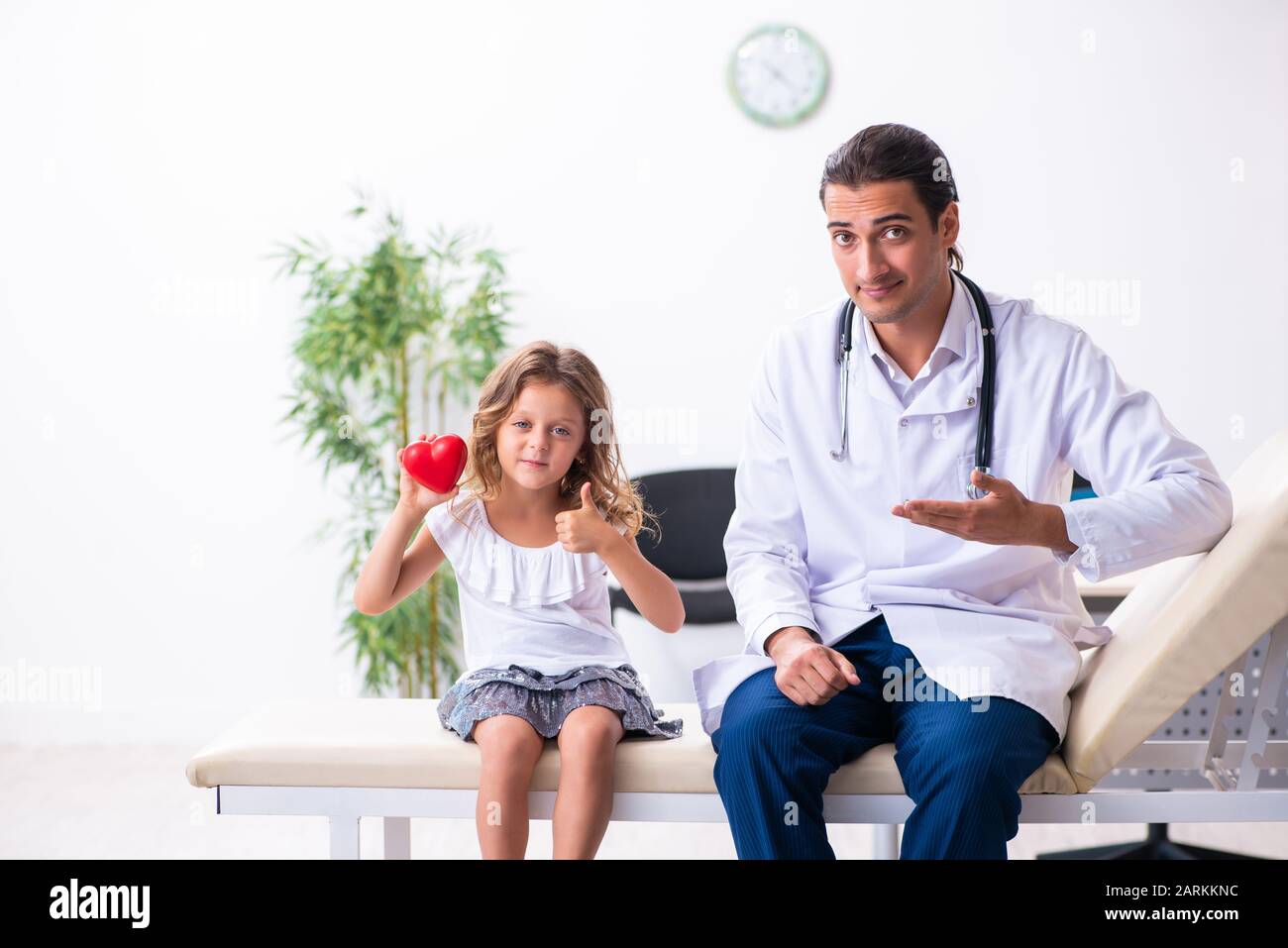 The young doctor pediatrician with small girl Stock Photo - Alamy