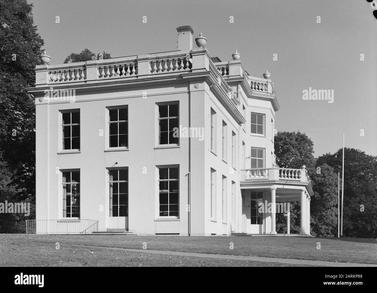 Classic residential buildings hi-res stock photography and images - Alamy