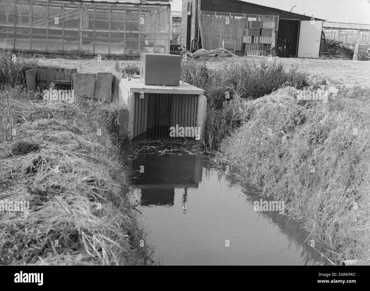 poldering and bemaling, underbemaling Date: June 1958 Location: De Lier ...
