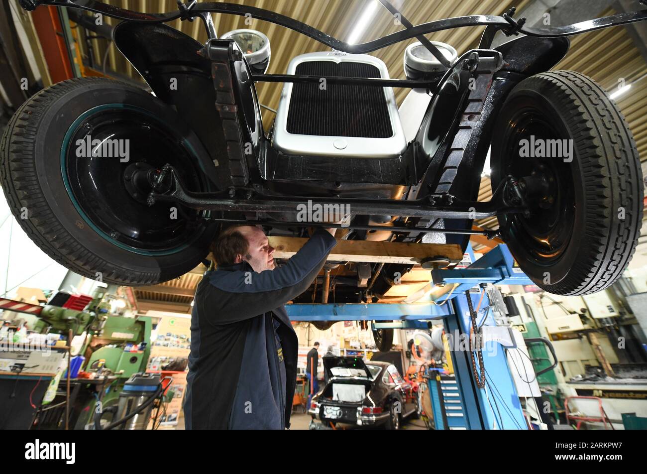 22 January 2020, Hessen, Offenbach/Main: Marco Lorey checks the ...