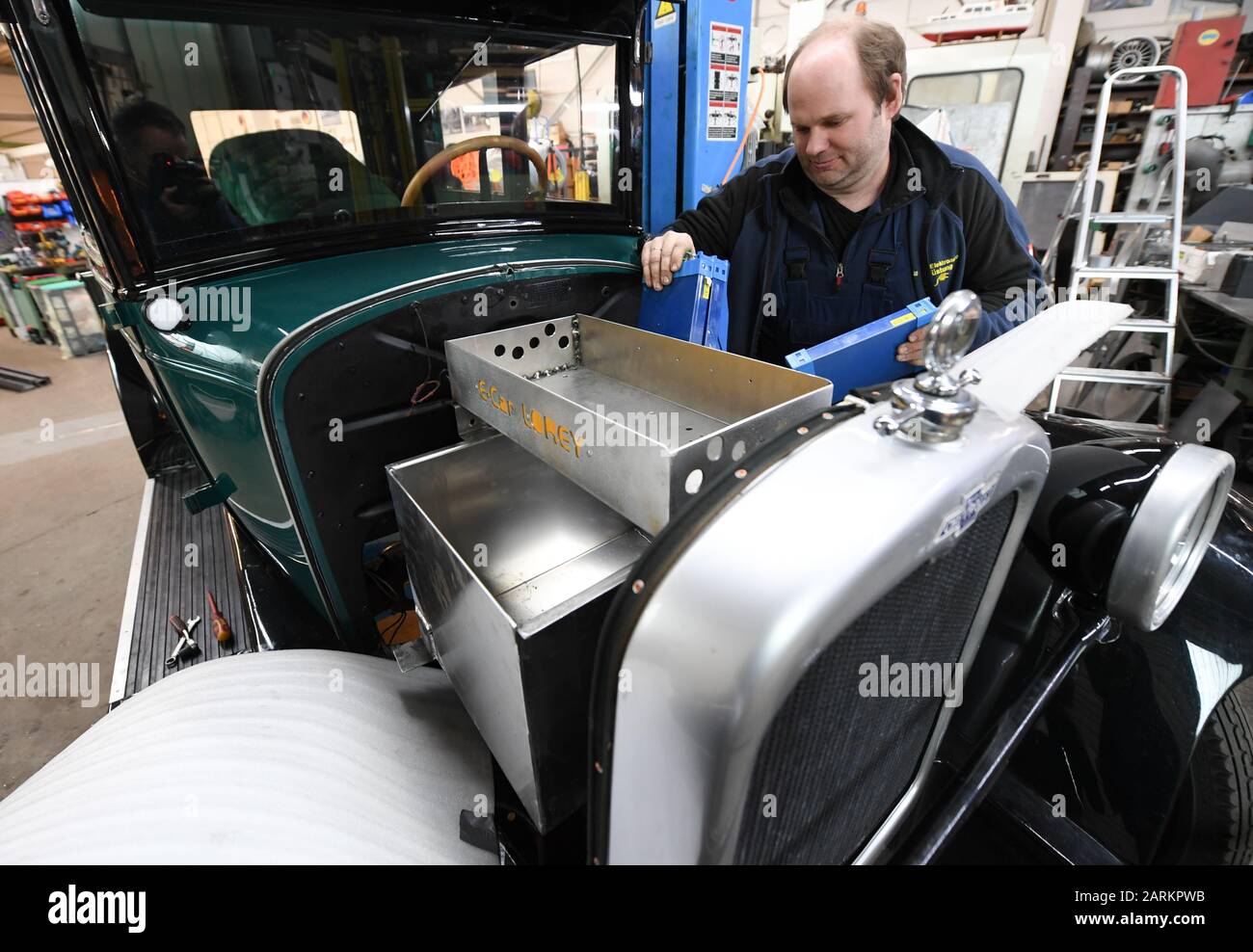22 January 2020, Hessen, Offenbach/Main: Marco Lorey installs battery ...