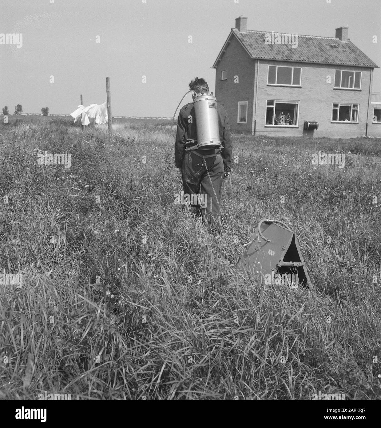 grasslands, houses, workers, spraying works, spraying plants Date ...