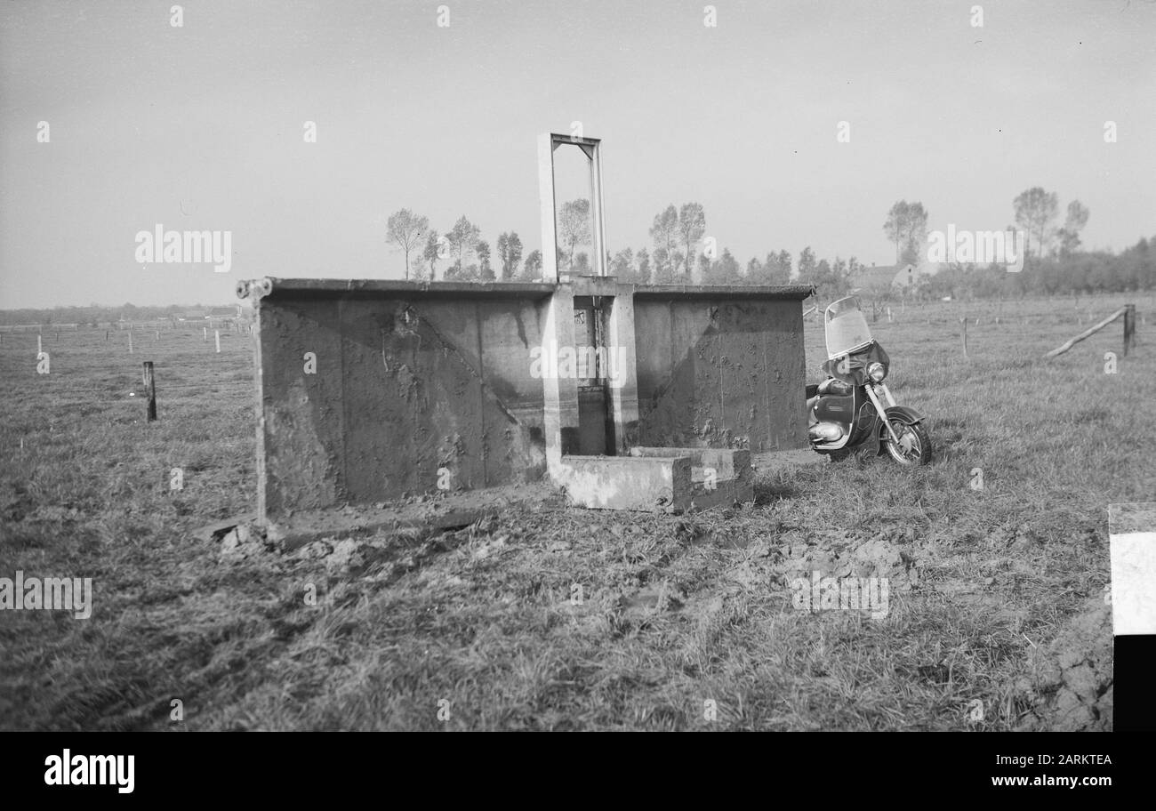 poldering and bemaling, tensioning, mopeds Date: april 1958 Location ...