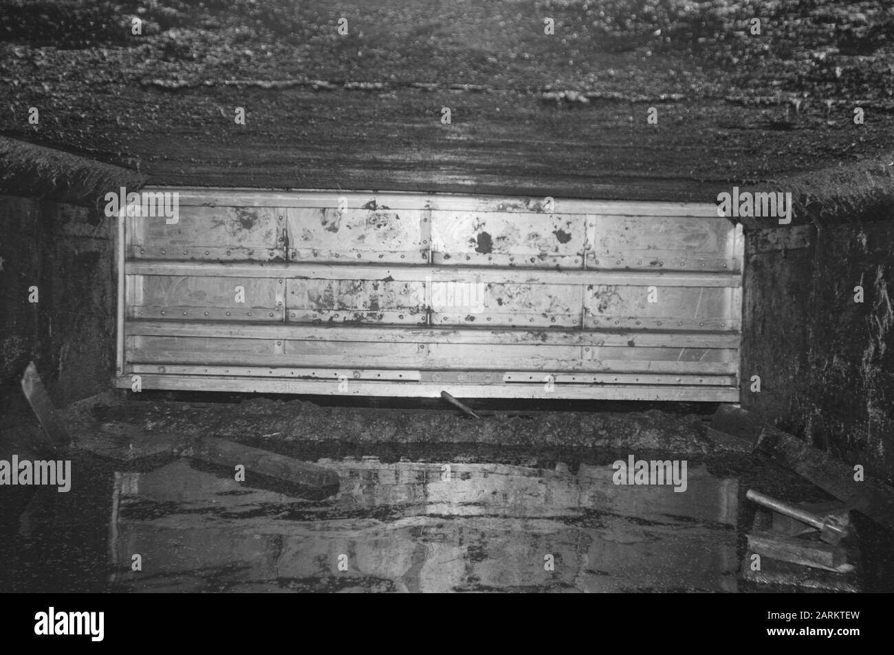 poldering and mould, workers, couples sliding, closed sliding Date ...