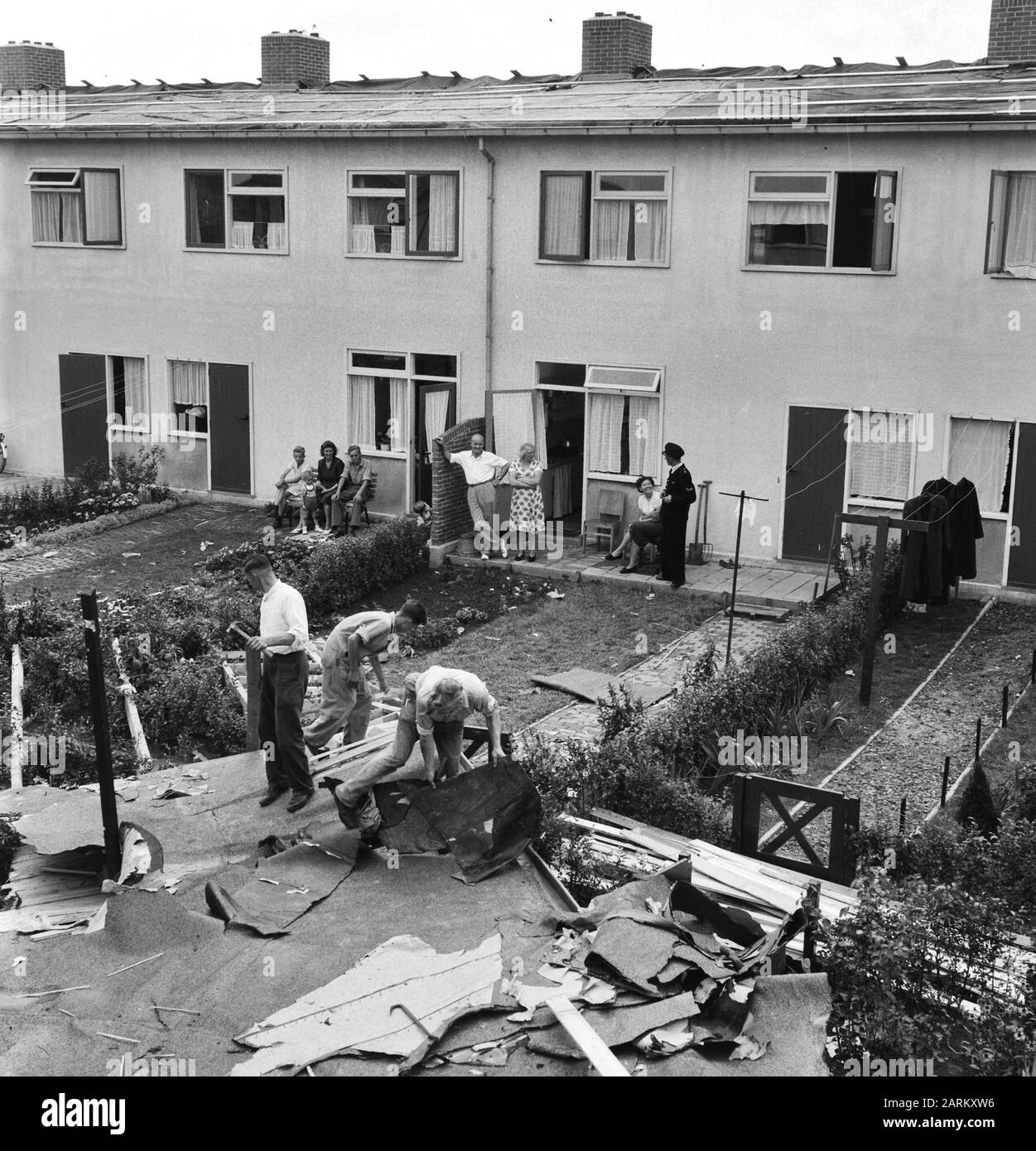 Windhoos roofs Kethal Date: July 7, 1952 Keywords: ROOKS, windhozen ...