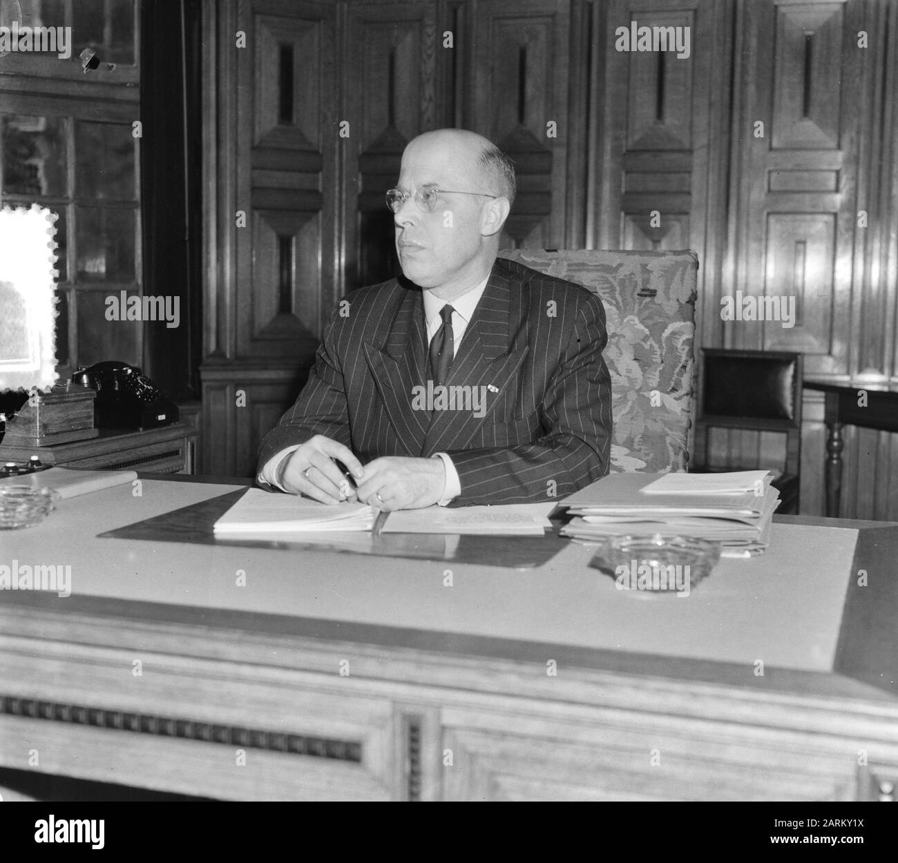 Dr. Beel receives portrait Dr. Beel Date: 28 July 1952 Keywords ...