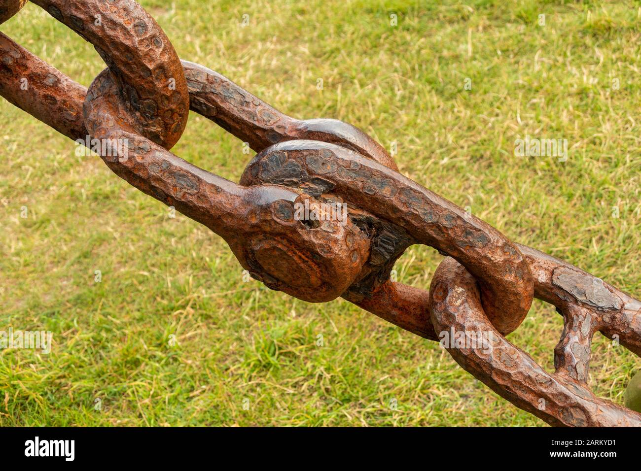 Rusted old chain connection link Stock Photo - Alamy