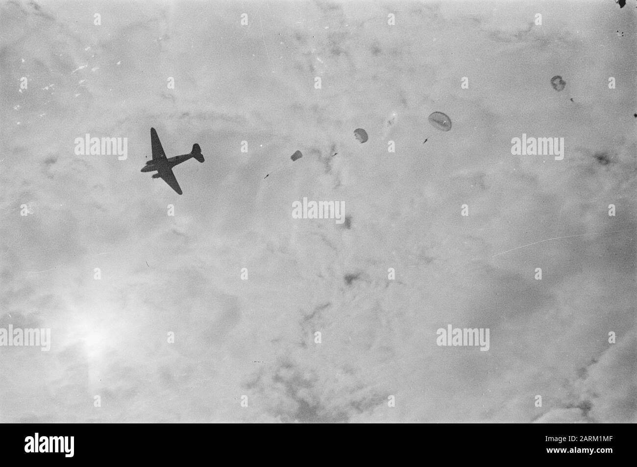 Paratroopers jump out aircraft Black and White Stock Photos & Images ...