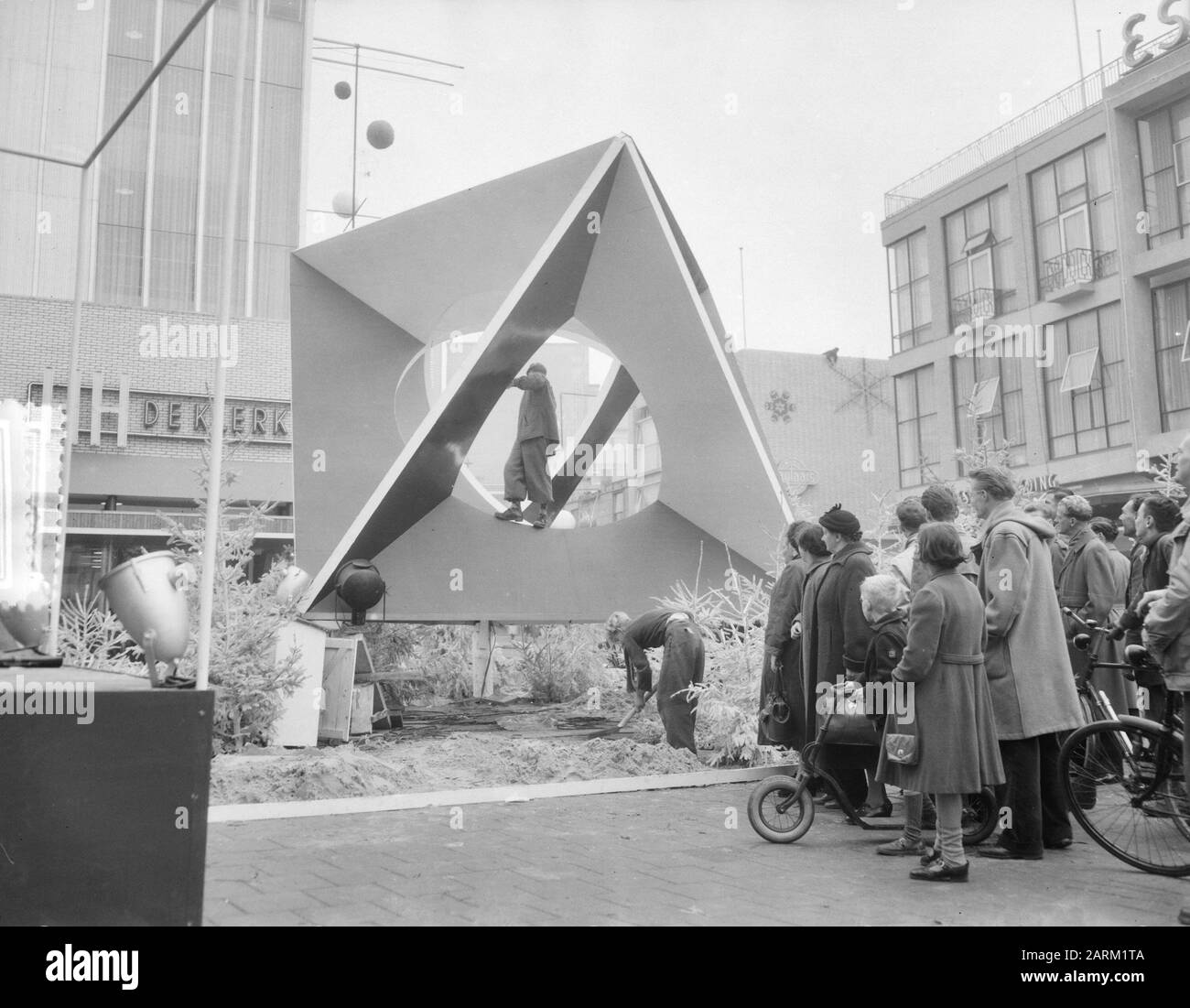 Lighting Rotterdam a.o. Binnenweg Date: December 9, 1953 Location ...
