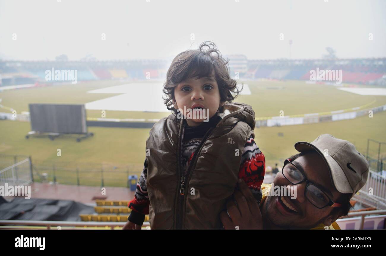 Lahore, Pakistan. 27th Jan, 2020. Pakistan's spectators takes a part of ...