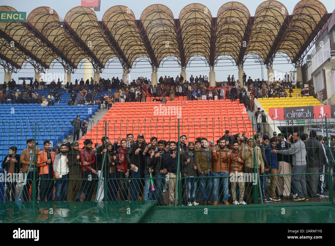 Lahore, Pakistan. 27th Jan, 2020. Pakistan's spectators takes a part of ...