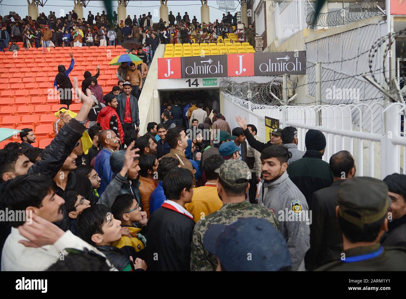Lahore, Pakistan. 27th Jan, 2020. Pakistan's spectators takes a part of ...