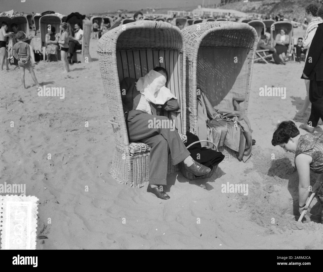 First date beach hi-res stock photography and images - Alamy