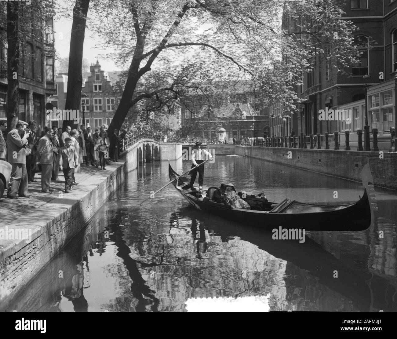 The newlyweds Maaskant are transported by gondola across the Amsterdam ...