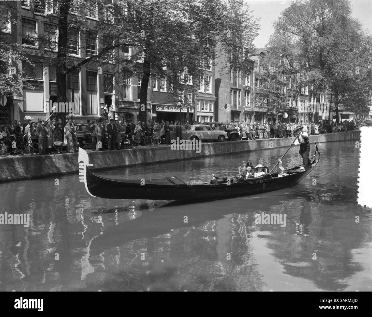 The newlyweds Maaskant are transported by gondola across the Amsterdam ...