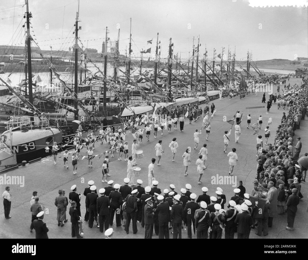Flaggetjesdag in IJmuiden. Parade Date: 19 May 1956 Location: IJmuiden ...
