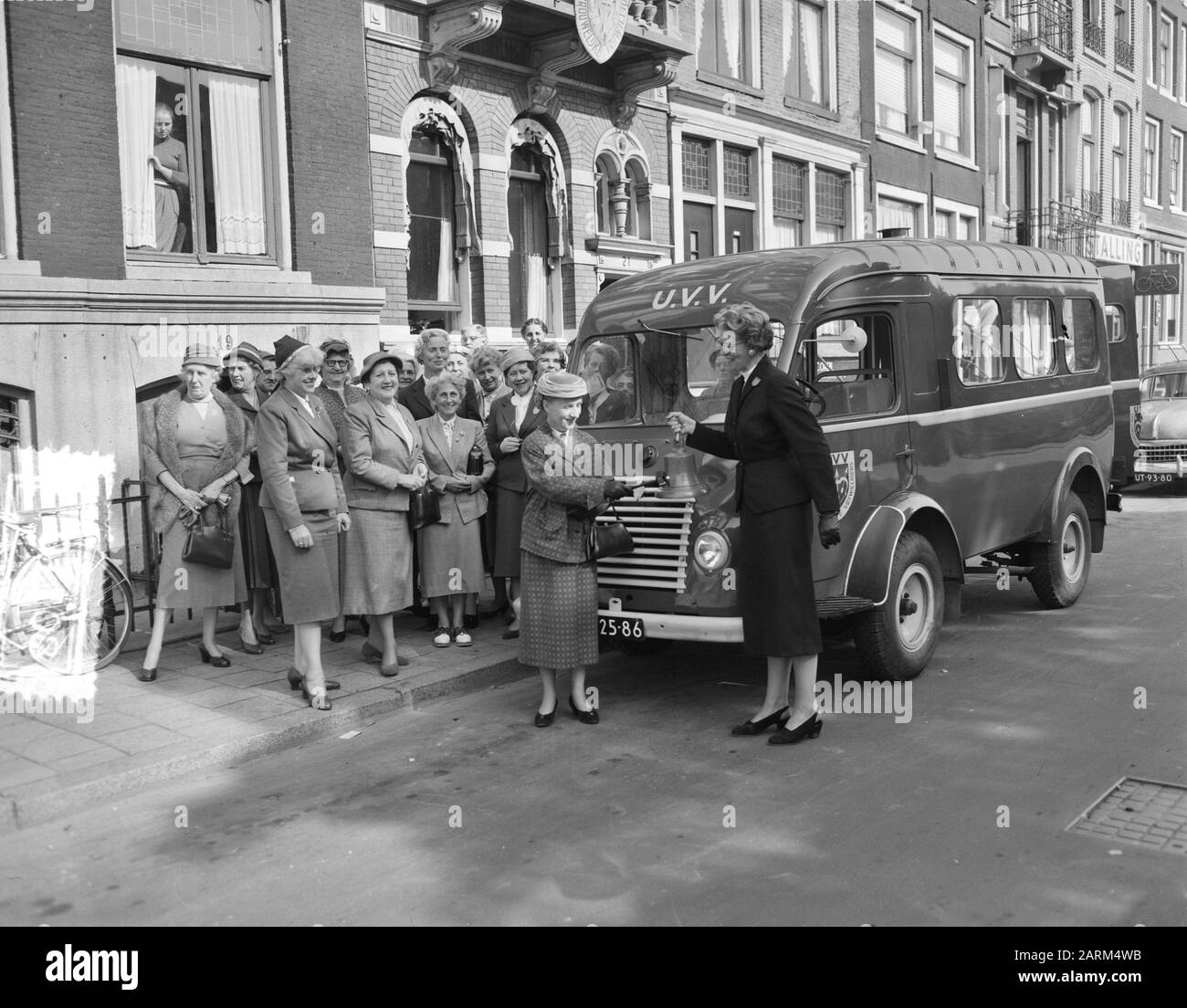 Design volunteers Black and White Stock Photos & Images - Alamy