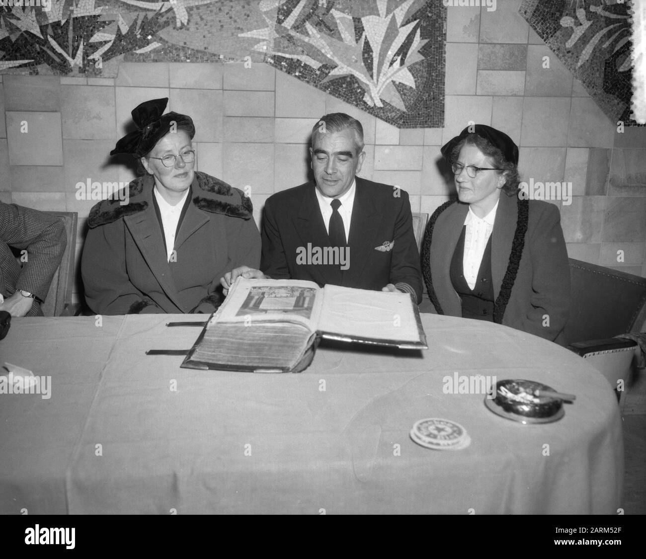 Statesbible from 1661 for American regiment per KLM. From left Mrs. De ...