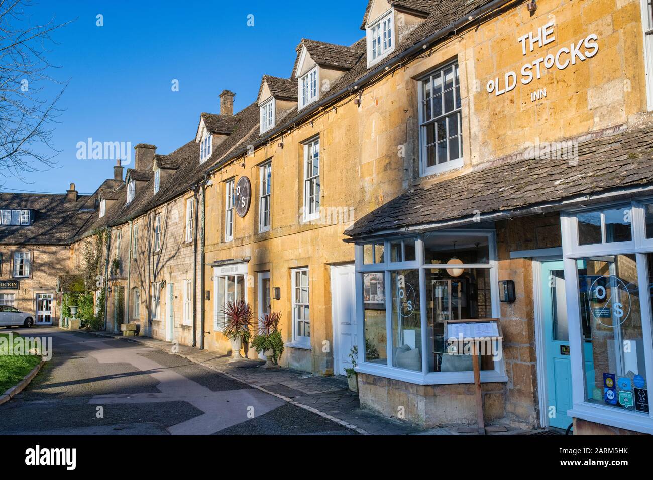 Old coaching inns hi-res stock photography and images - Alamy