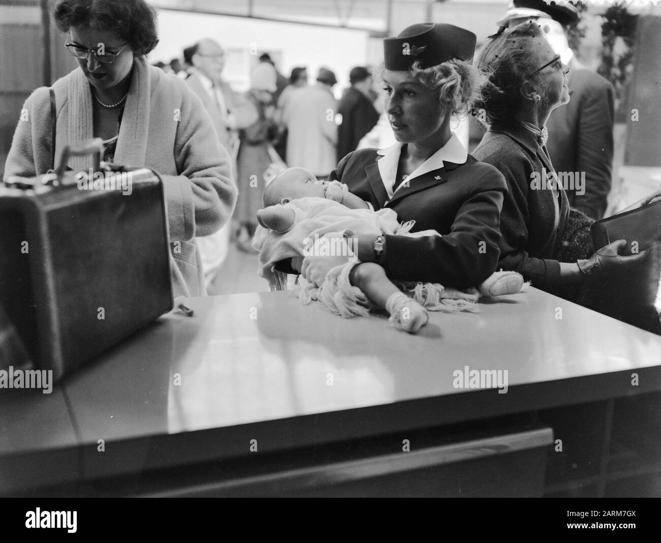 Stewardess met baby Date: 14 July 1958 Keywords: baby, flight ...