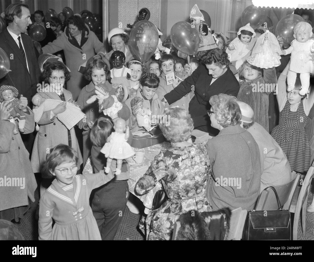 Election of the Amsterdam puppet mother at the Amsterdam household fair ...