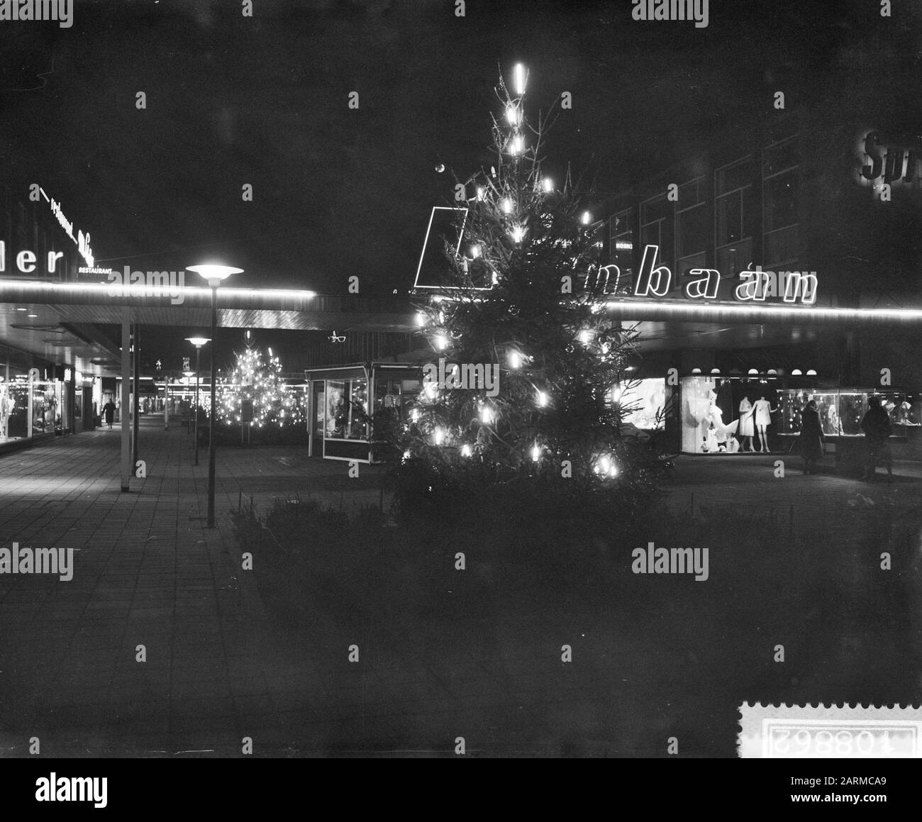 Illuminated Christmas tree at the Lijnbaan in Rotterdam Date: 18 ...