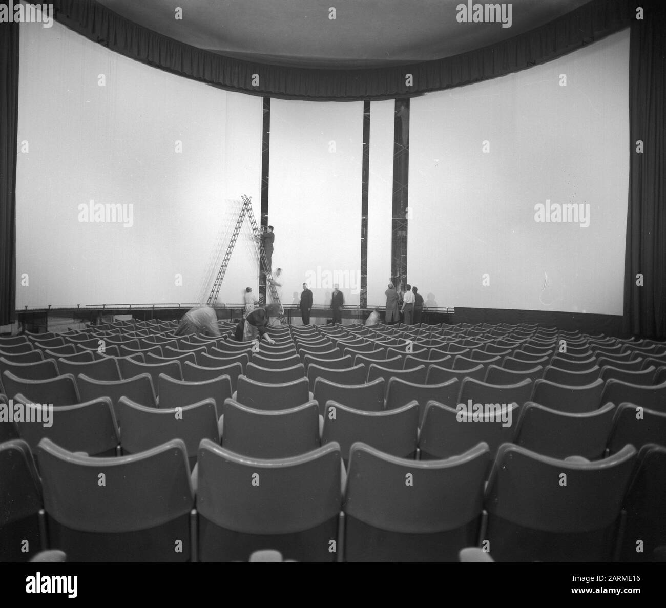 The Dutch Cinerama theater in Rotterdam Date: 6 July 1960 Location ...