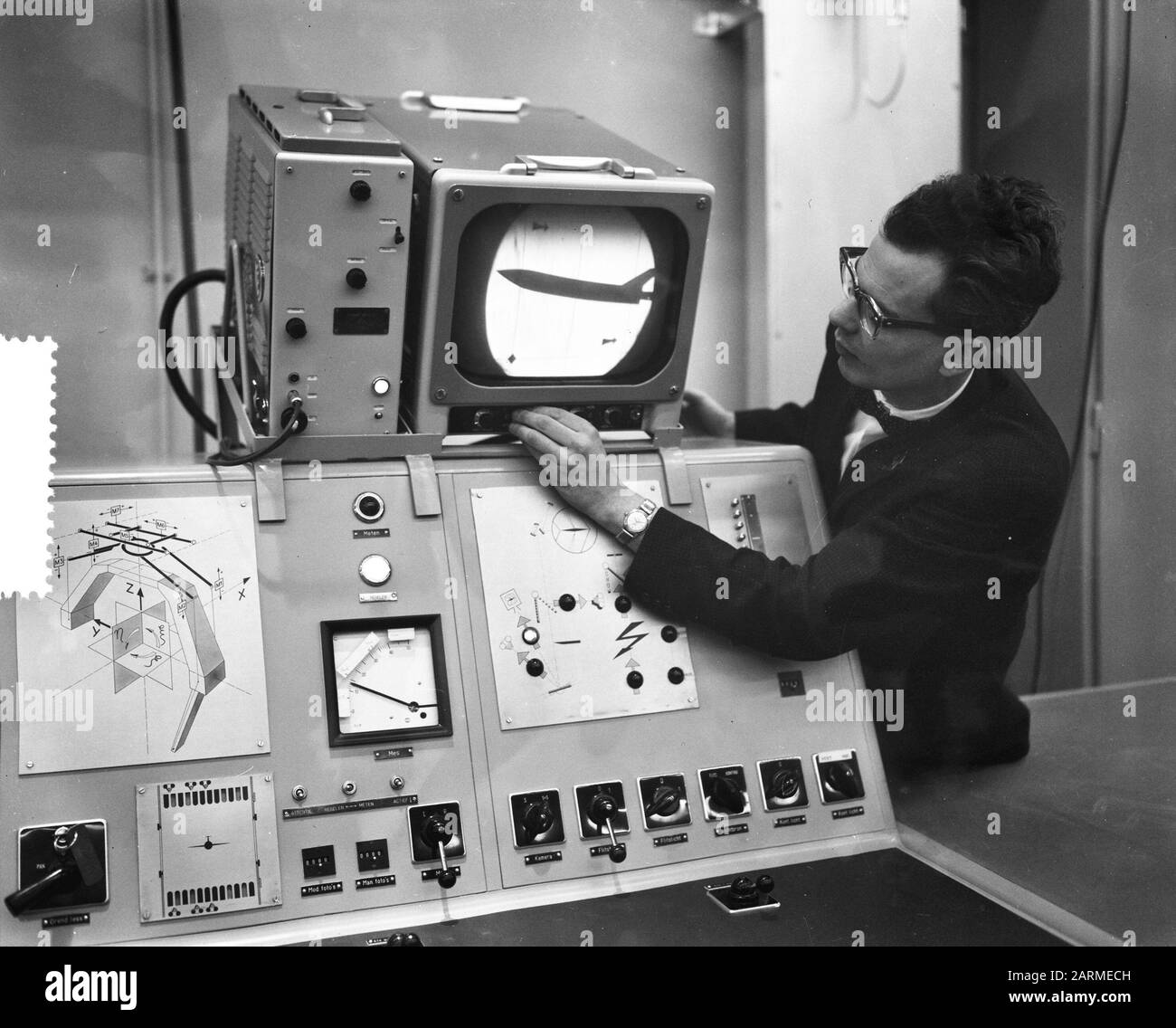 1960 laboratory hi-res stock photography and images - Alamy