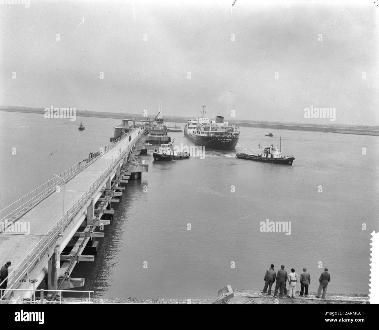 First oil tanker sails the Europoort port Date: 13 December 1960 ...