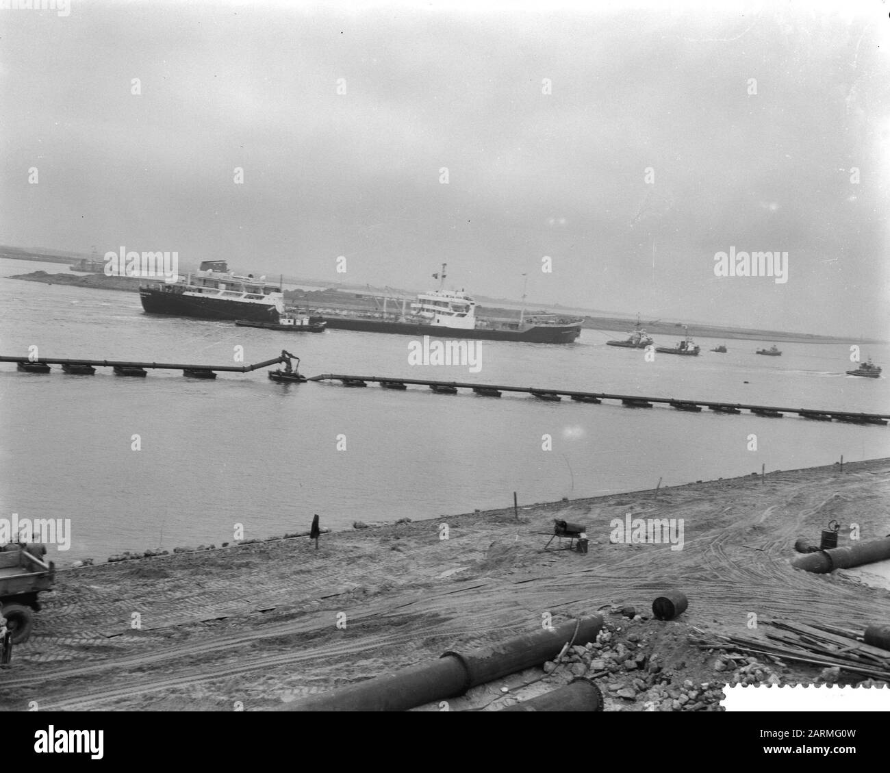 First oil tanker sails the Europoort port Date: 13 December 1960 ...