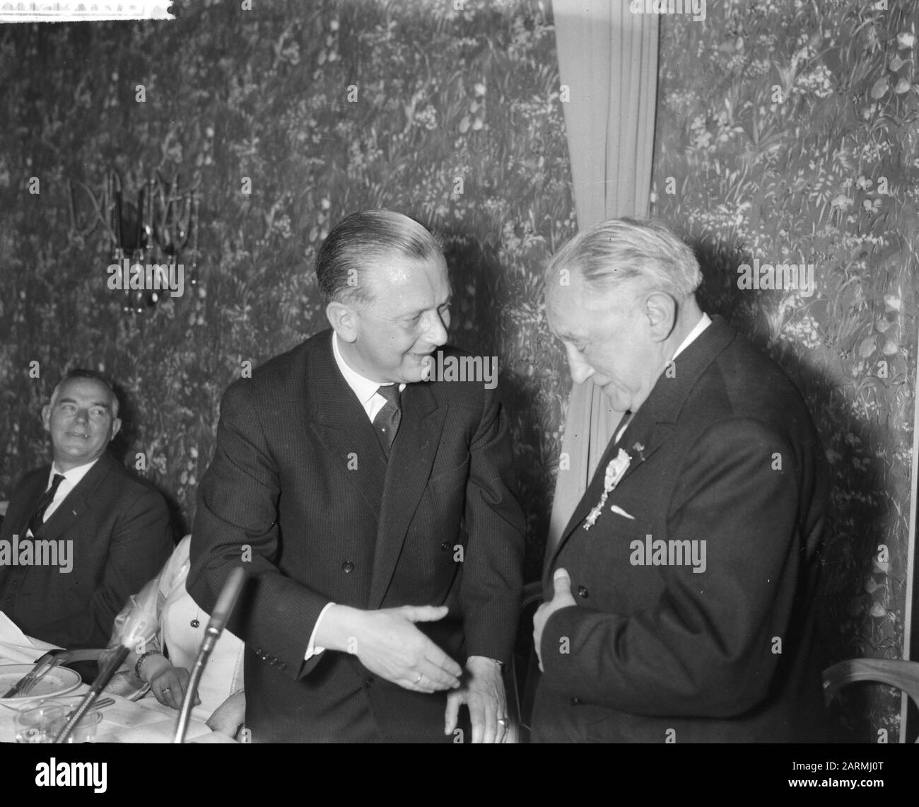 Vaz Dias 80 years. State Secretary Scholten and mr. Vaz Dias Date: May ...