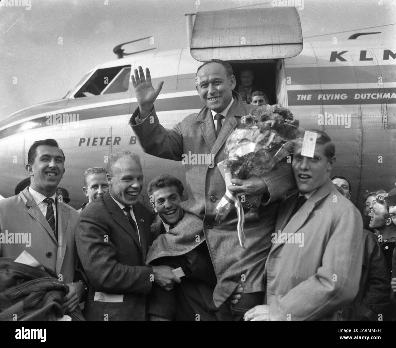 Return Dutch team at Schiphol. Elek Schwartz on the shoulders Date ...