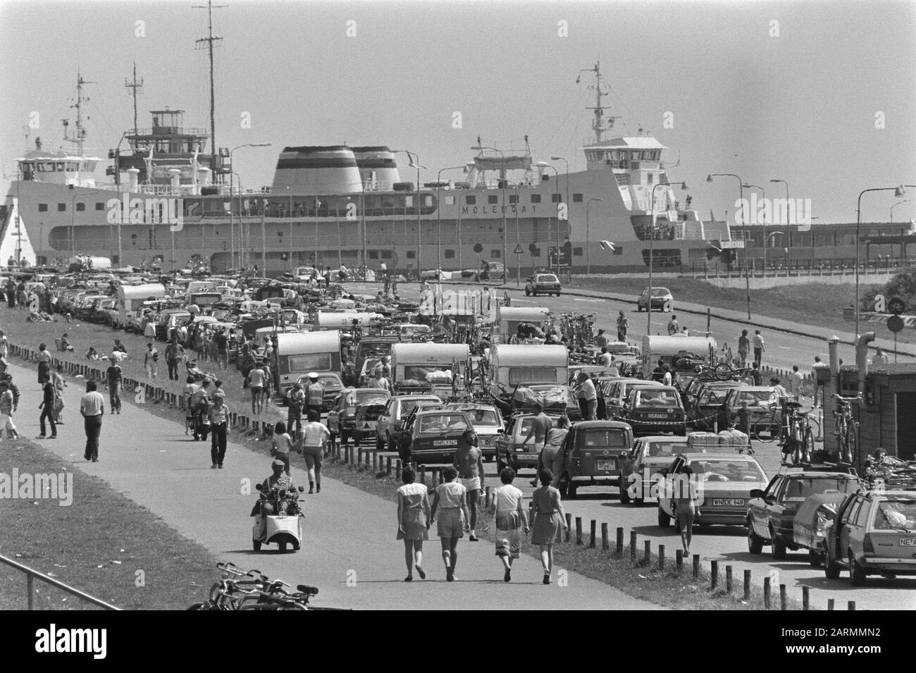 Holiday exodus; row of cars waiting at boat to Texel Date: 17 July 1982 ...
