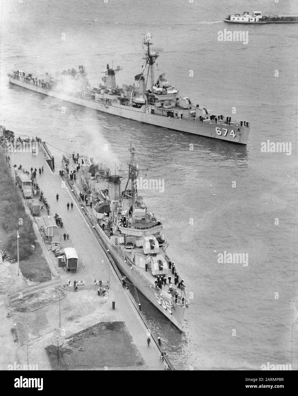 The U.S. Navy destroyers USS Miller (DD-535) and USS Hunt (DD-674) at ...