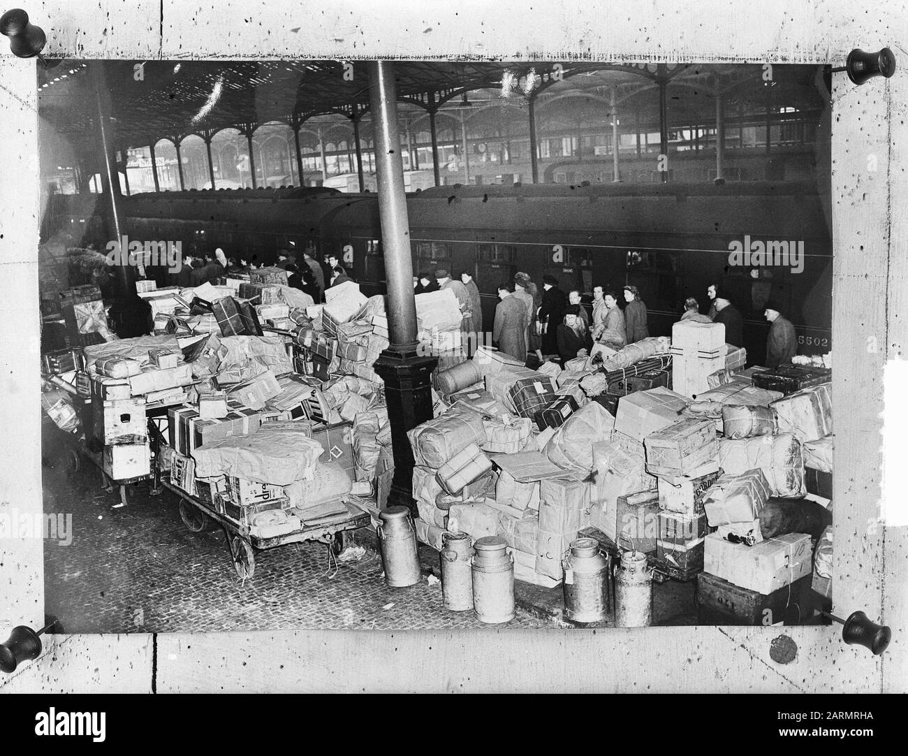 Strike at the Euston station in London Date: 13 December 1948 Location ...