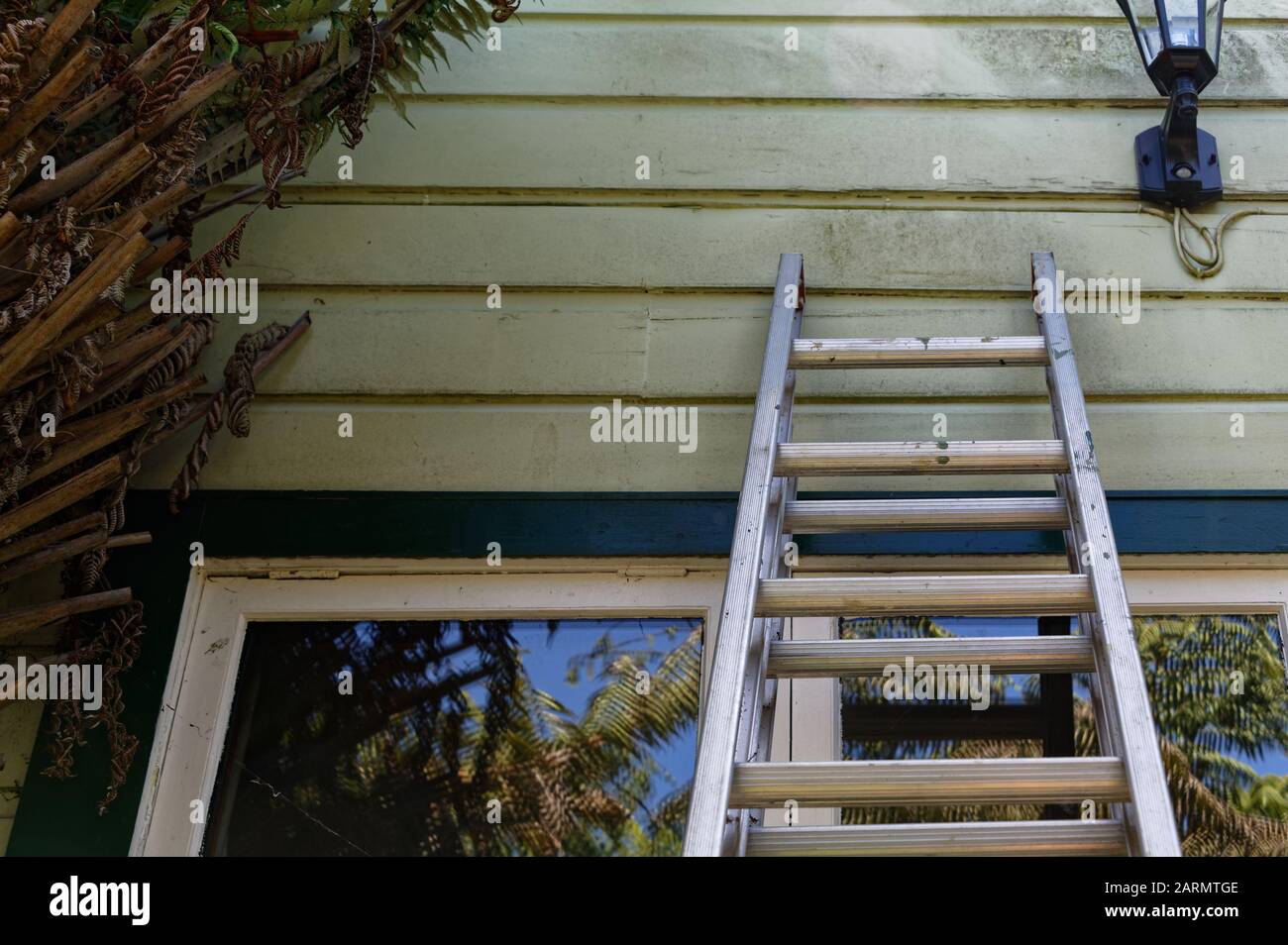 Extension ladder hi-res stock photography and images - Alamy