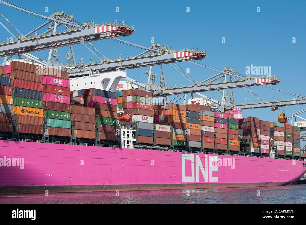 Pink container ship hi-res stock photography and images - Alamy