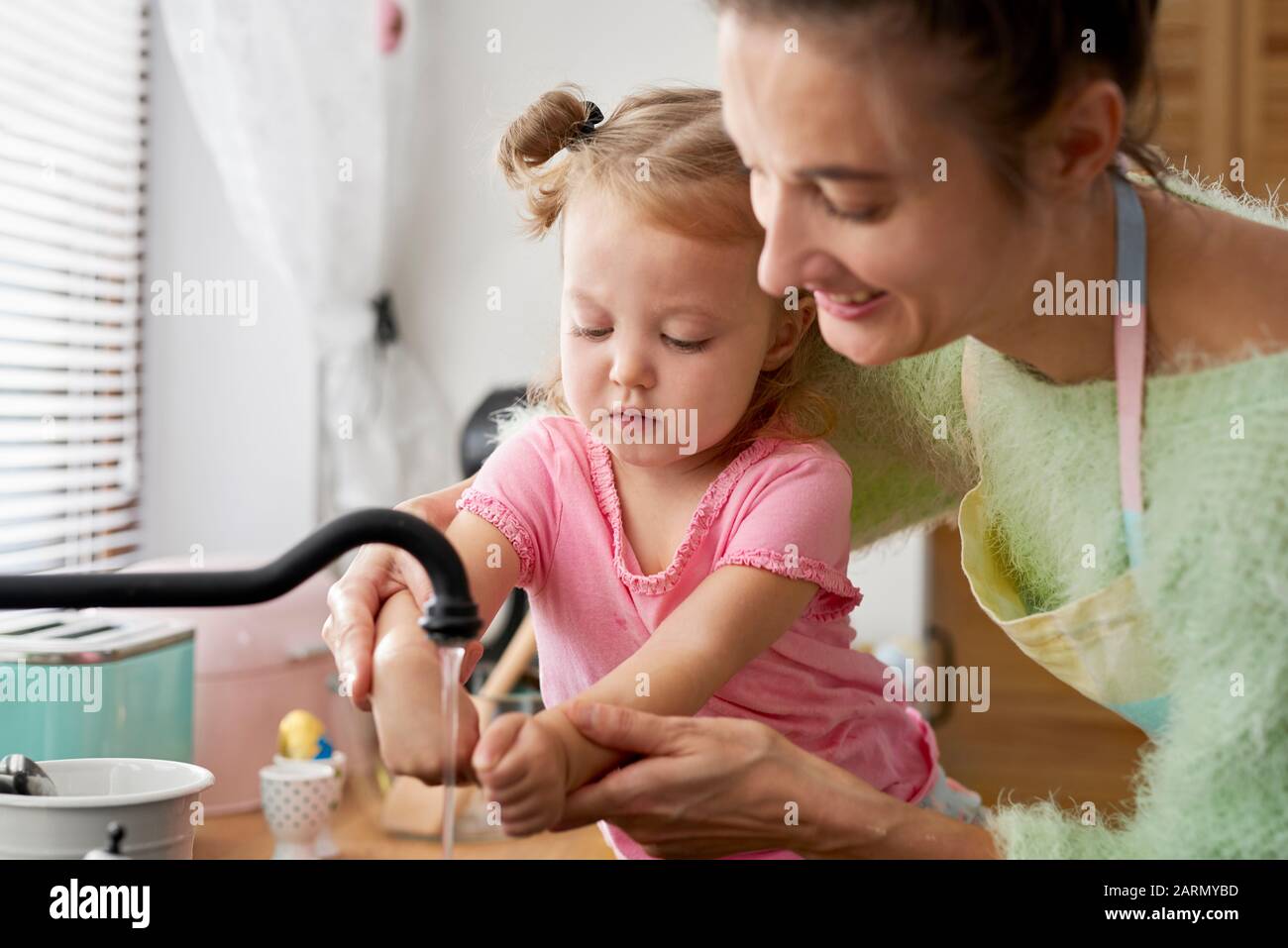 Baby girl wash hi-res stock photography and images - Alamy