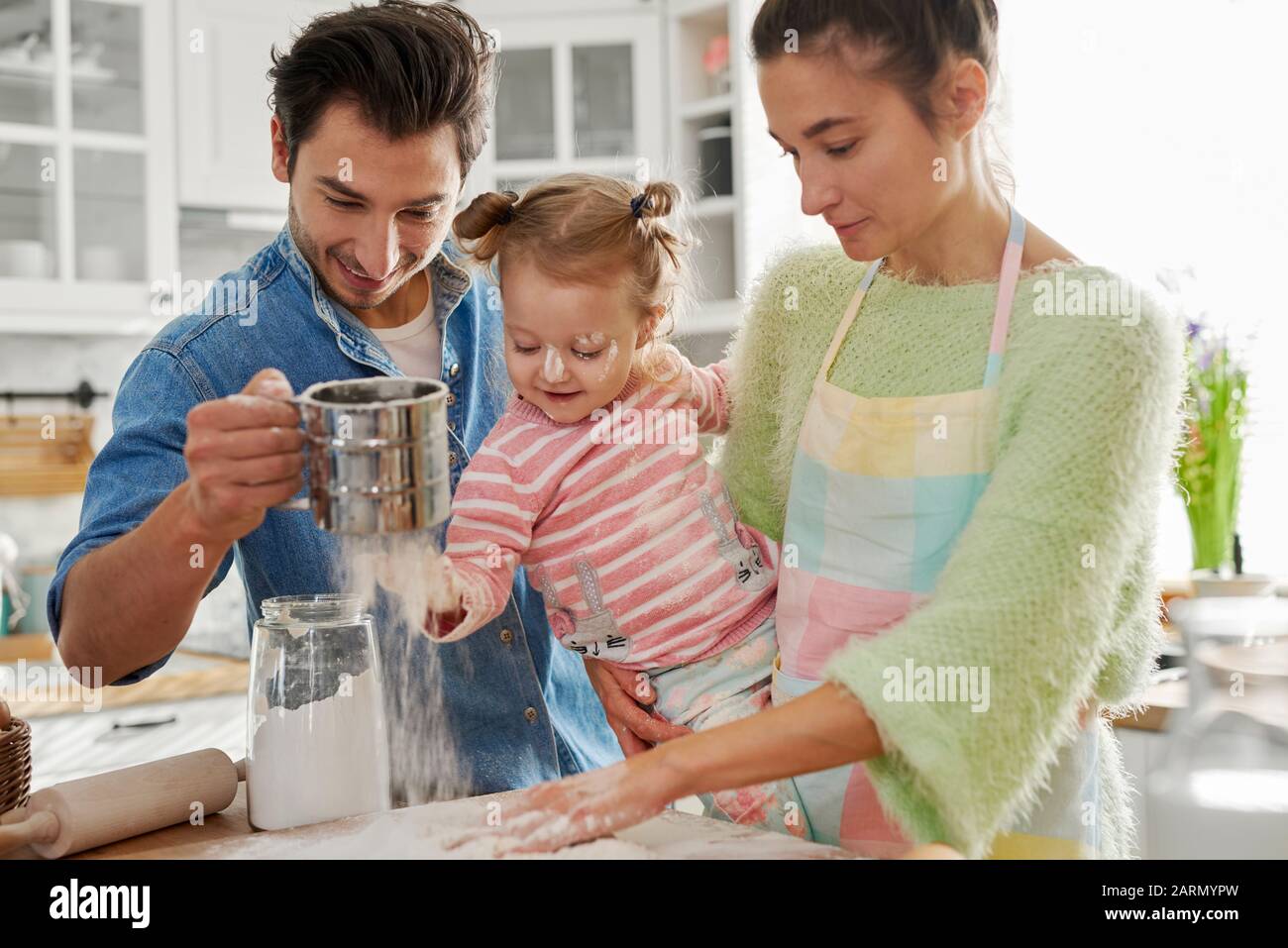Helping parents hi-res stock photography and images - Alamy