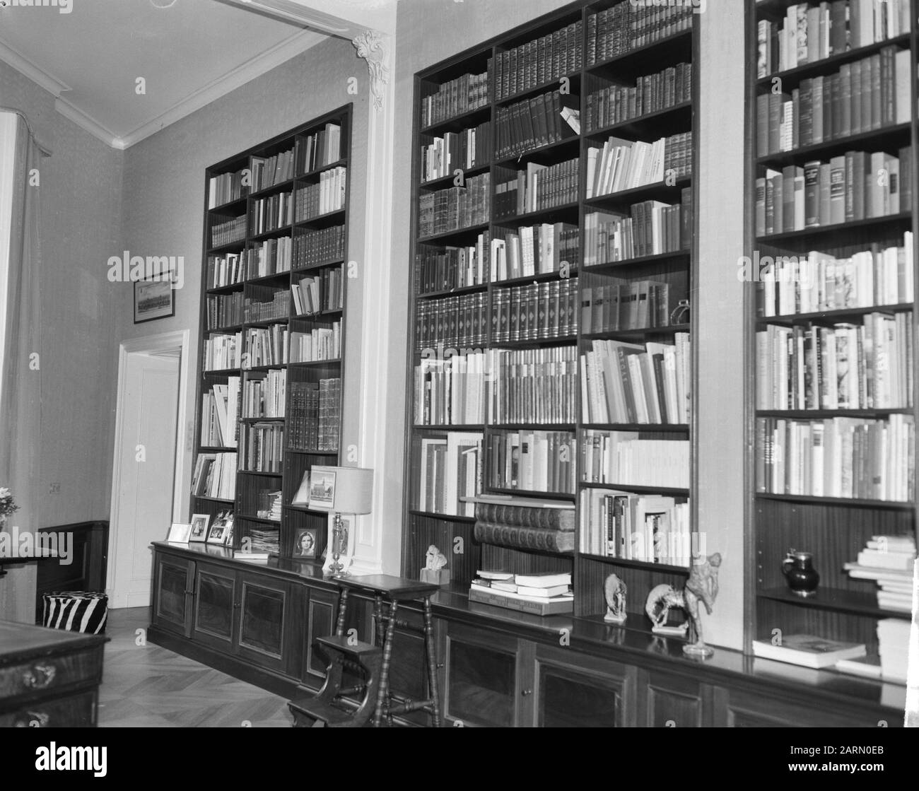 Interior Slot Drakensteyn. The library in the study Date: 2 april 1963 ...
