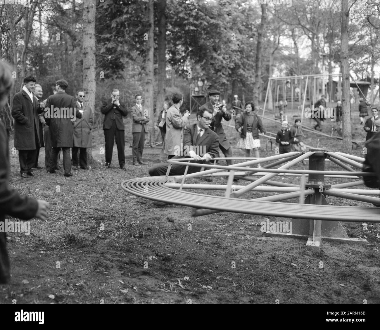 Godfried Bomans has opened playground in Linnaeushof in Bennebroek ...