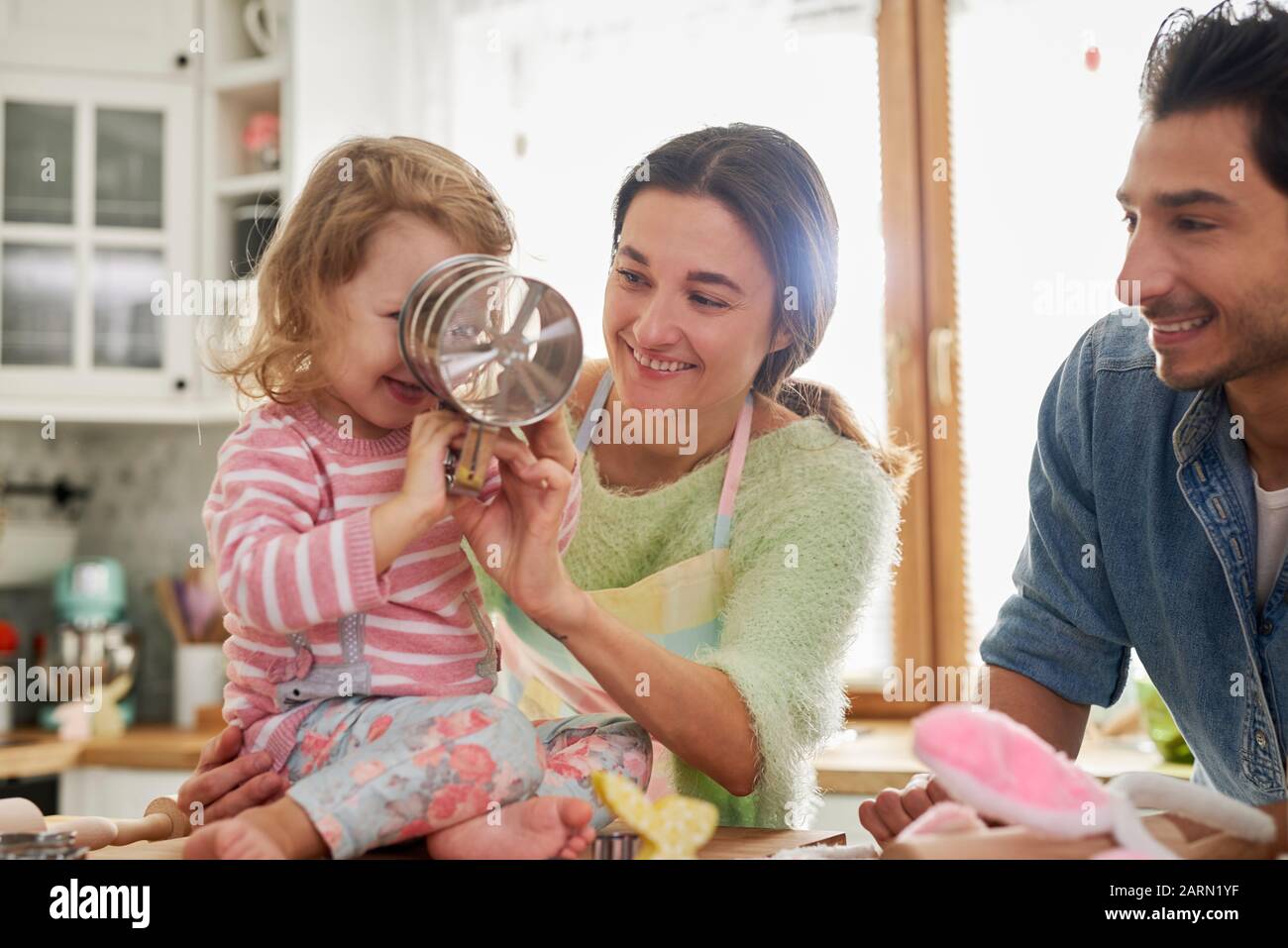This little girl is a great helper Stock Photo - Alamy