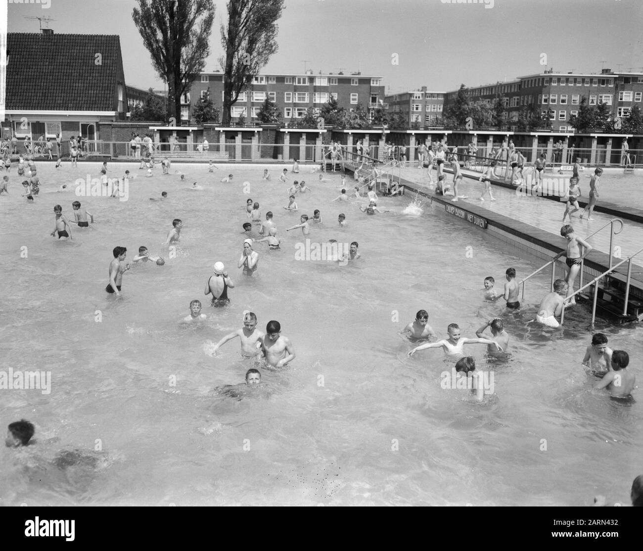 Printing in the Mirandabad Date: 19 May 1964 Keywords: swimming pools ...