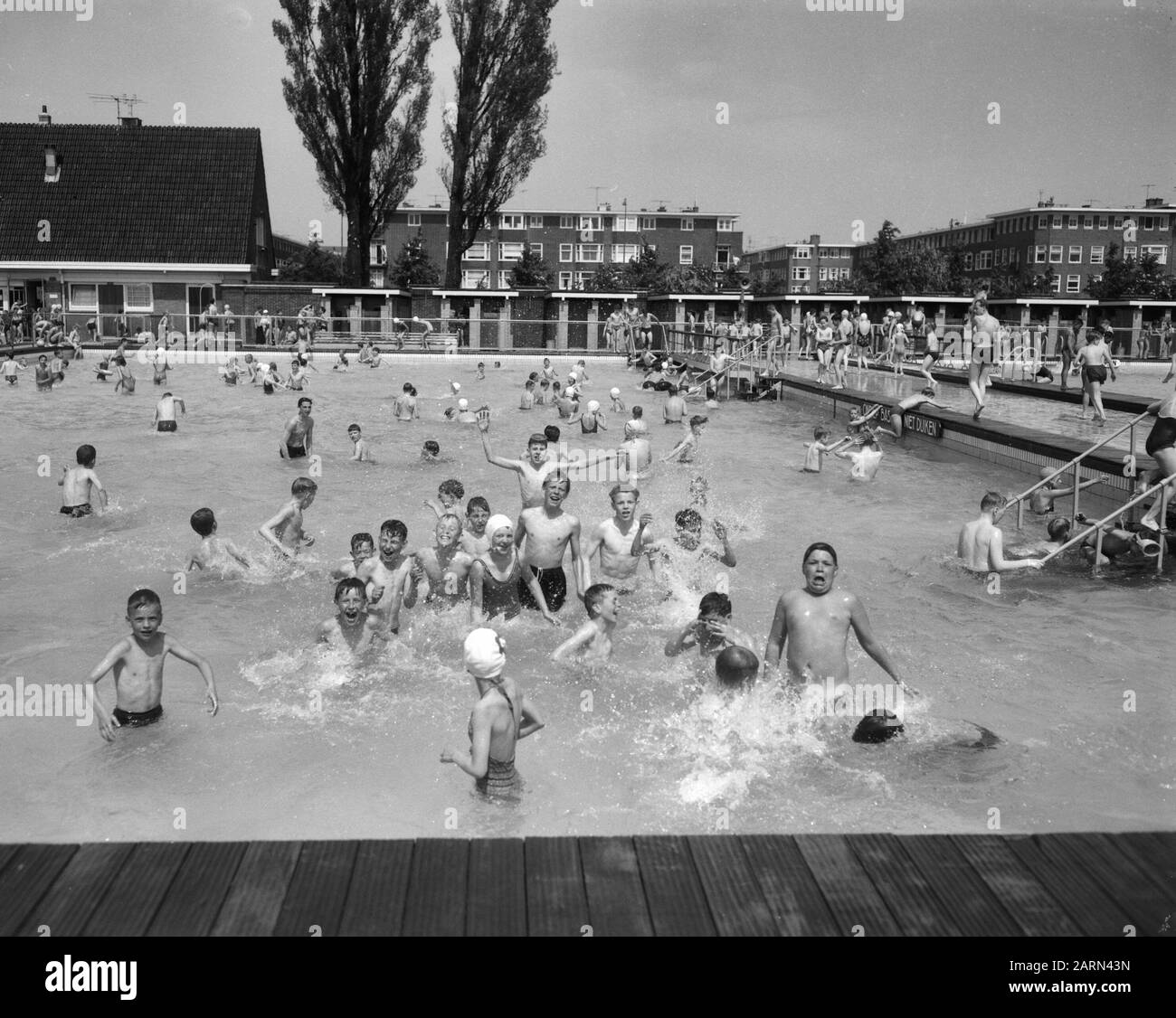 Printing in the Mirandabad Date: 19 May 1964 Keywords: swimming pools ...