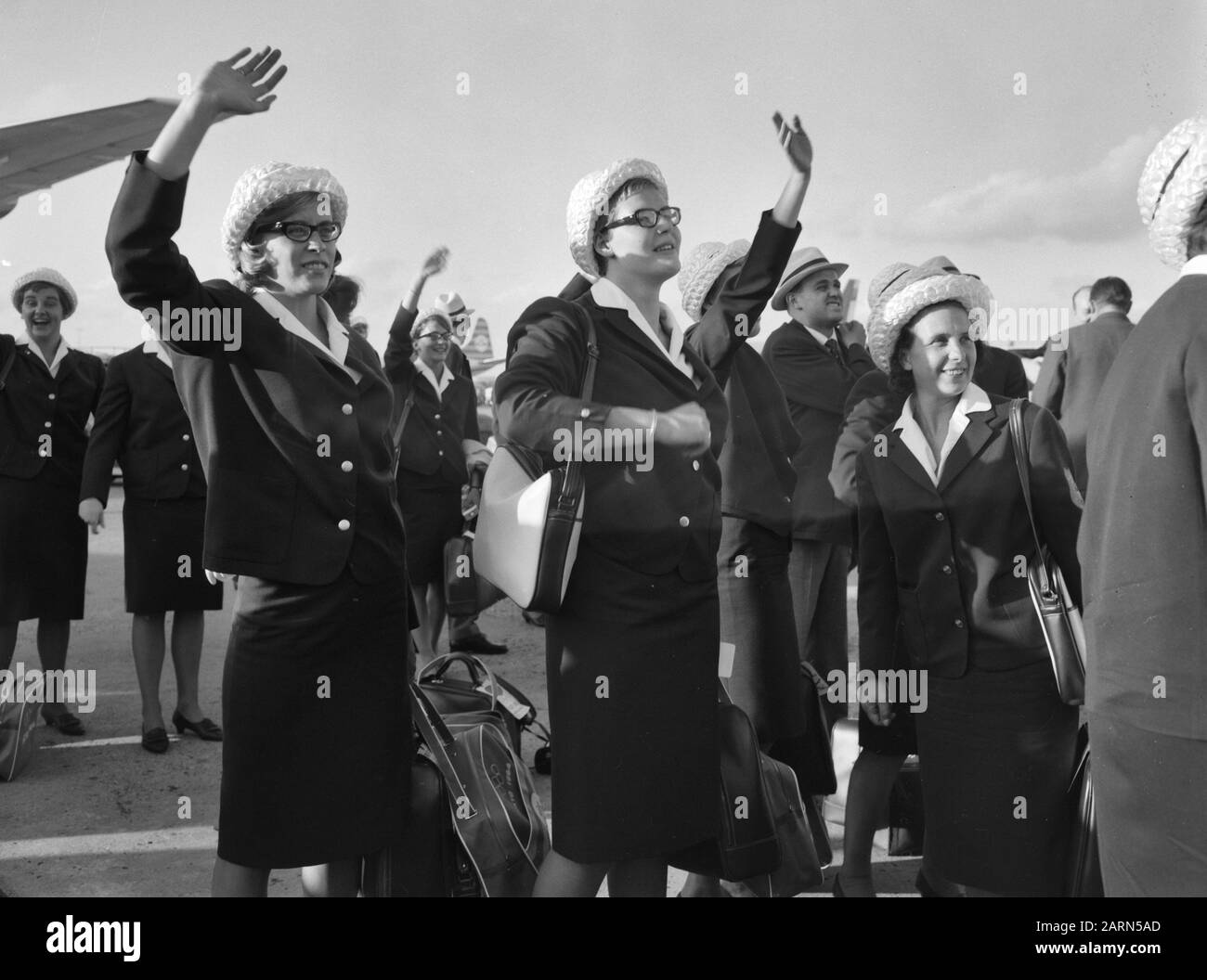 Swimmers and swimmers left for Tokyo, from l.n.r. Corrie Shop, Ada Kok ...