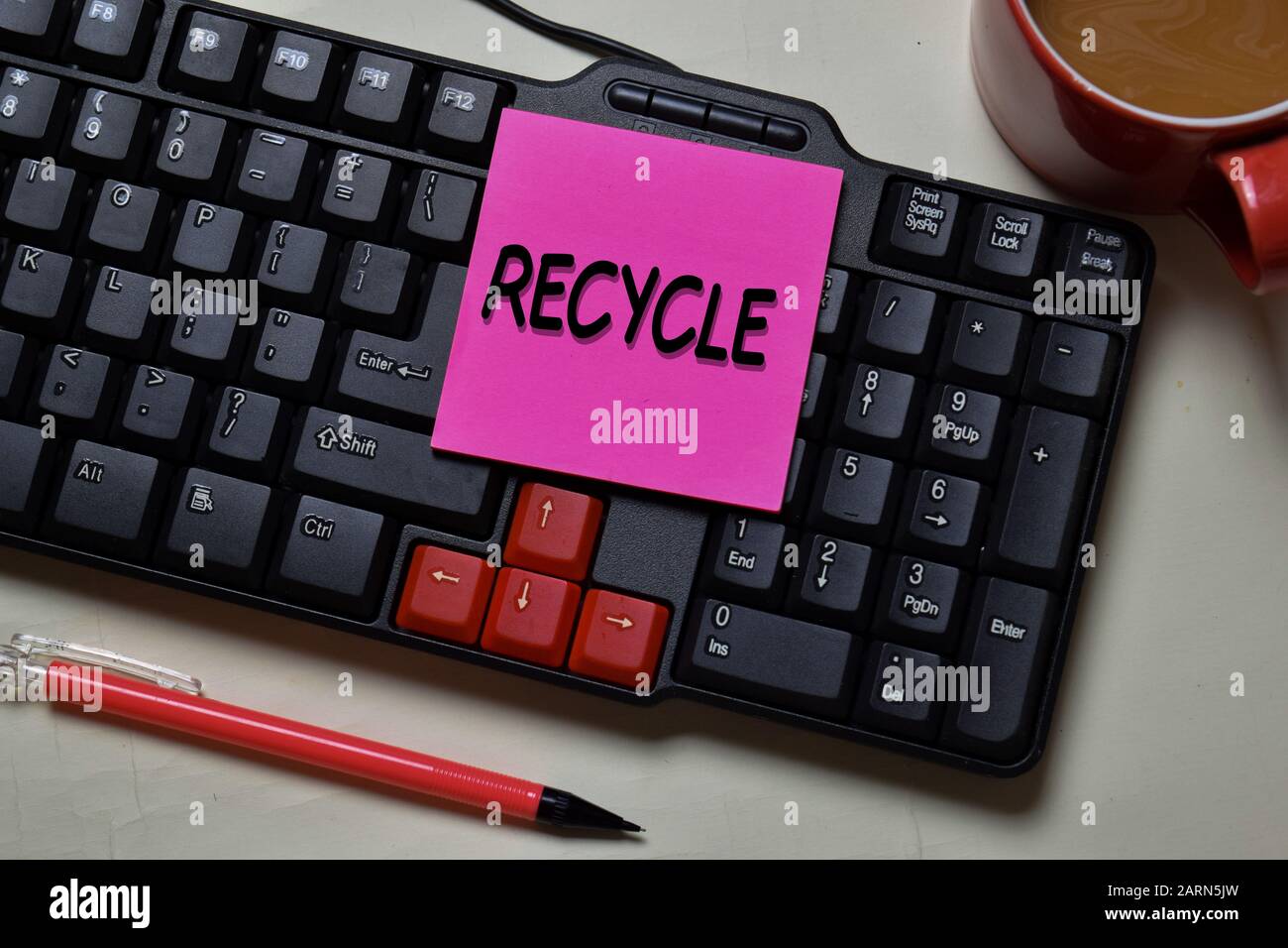 Recycle write on a sticky note isolated on office desk Stock Photo - Alamy