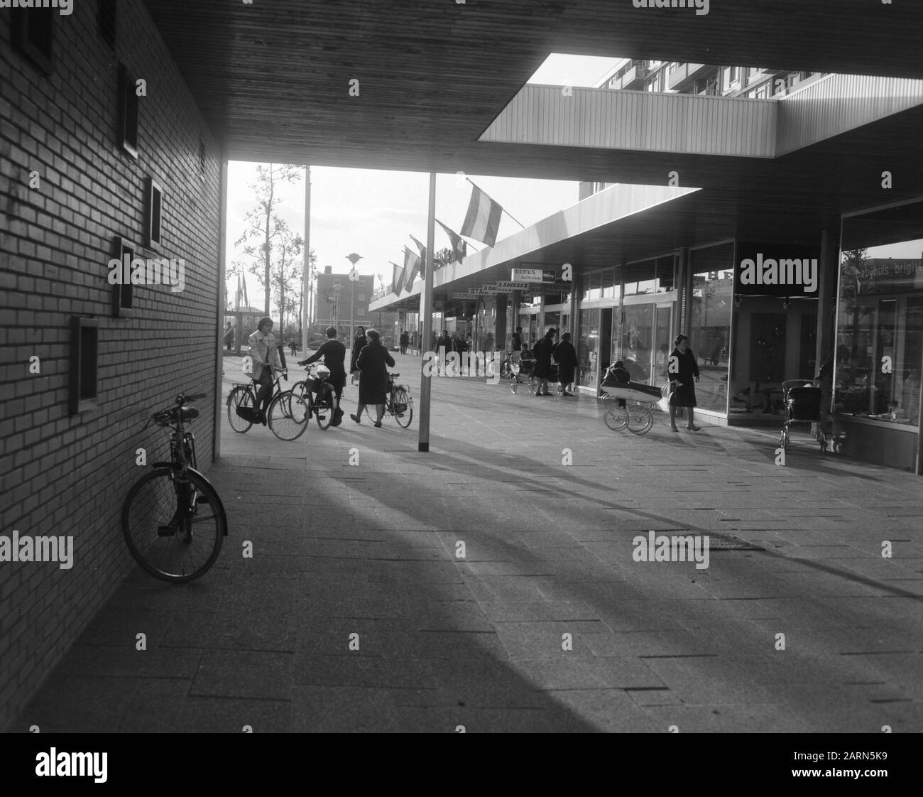 Excursion Tuindorp Osdorp, shopping center Date: October 19, 1964 ...