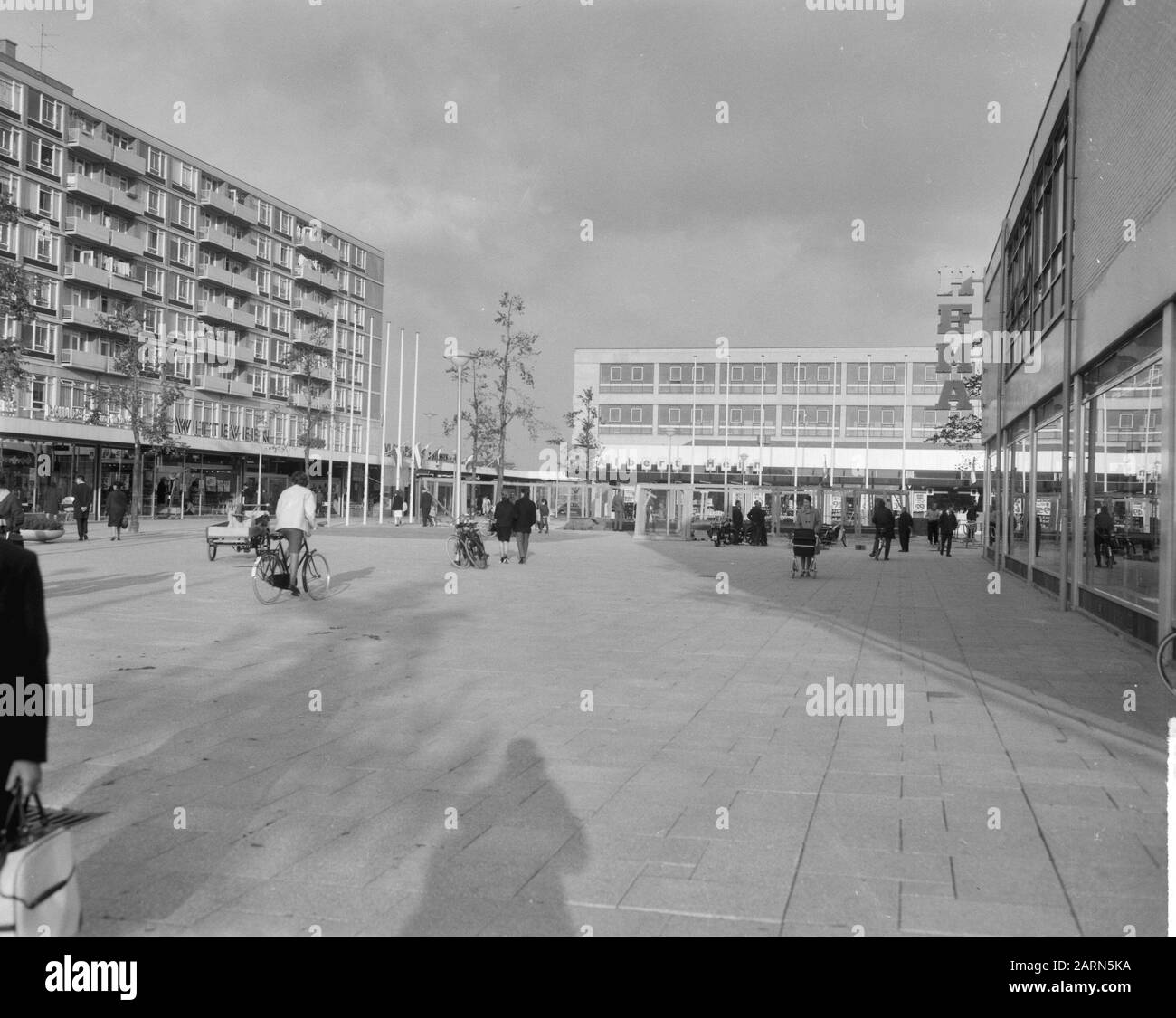 Excursion Tuindorp Osdorp, the shopping center Date: October 19, 1964 ...