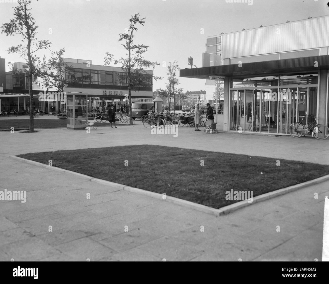Shopping center facilities Black and White Stock Photos & Images - Alamy